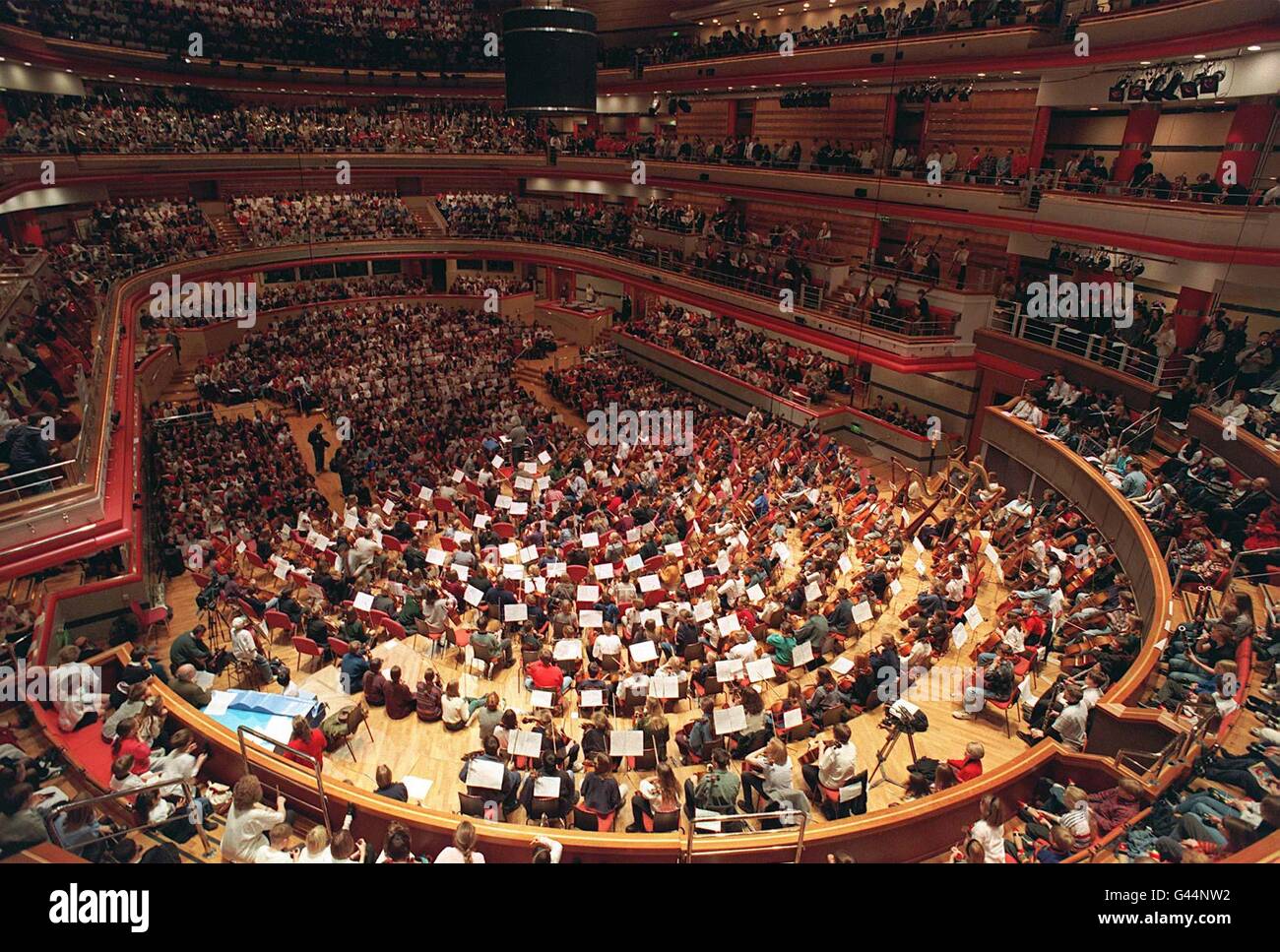 Largest orchestra hi-res stock photography and images - Alamy