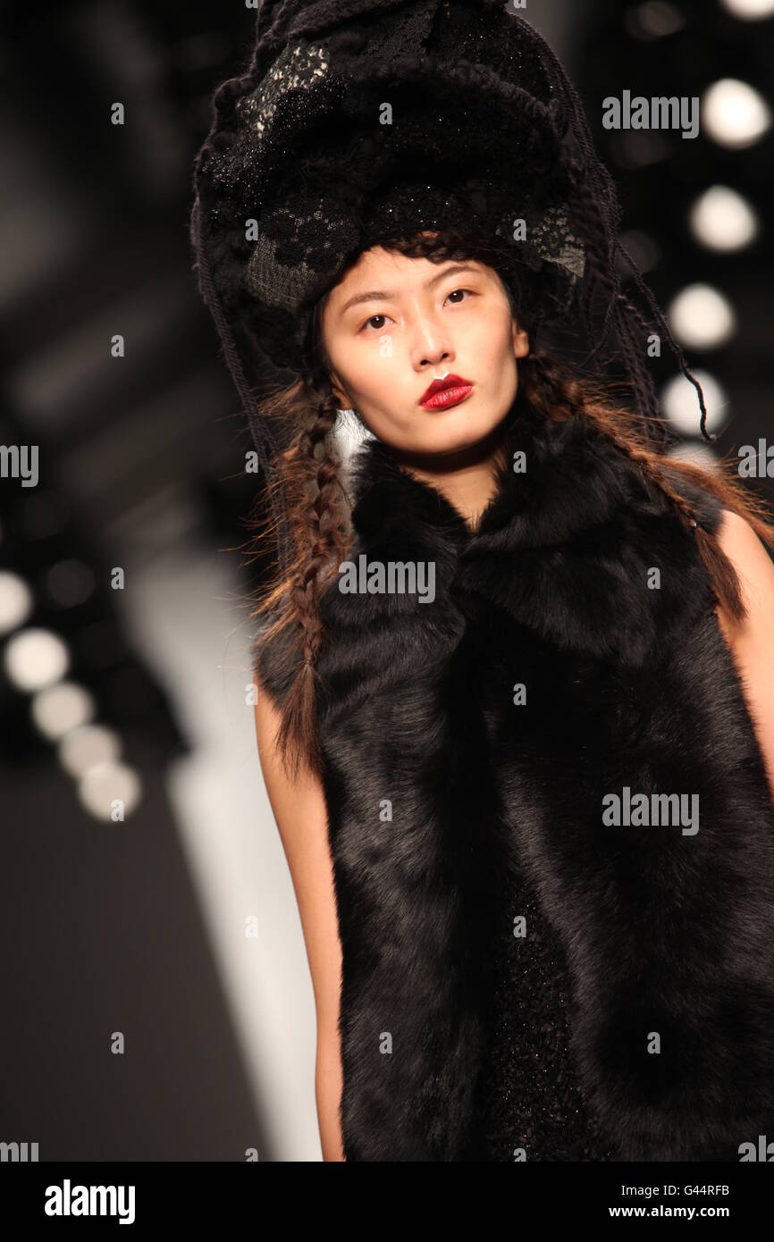 John Rocha Catwalk - London Fashion Week Stock Photo - Alamy