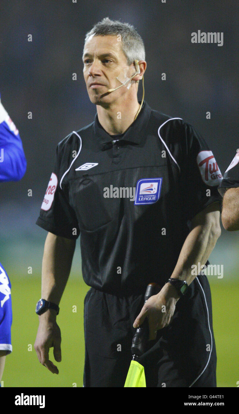 Assistant referee andrew rodda hi-res stock photography and images - Alamy