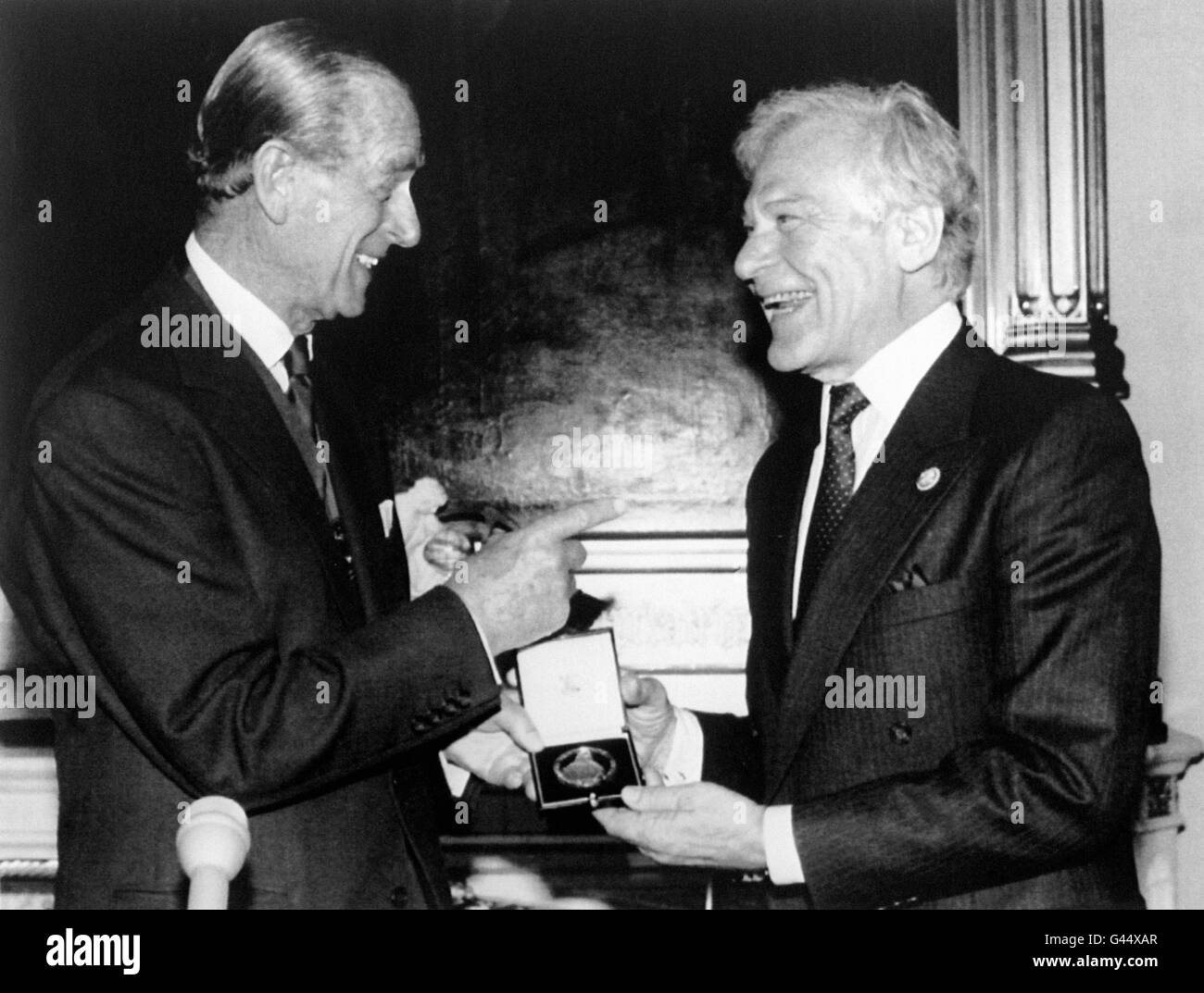 Awards and Investitures - Sam Wanamaker Receives the Benjamin Franklin ...