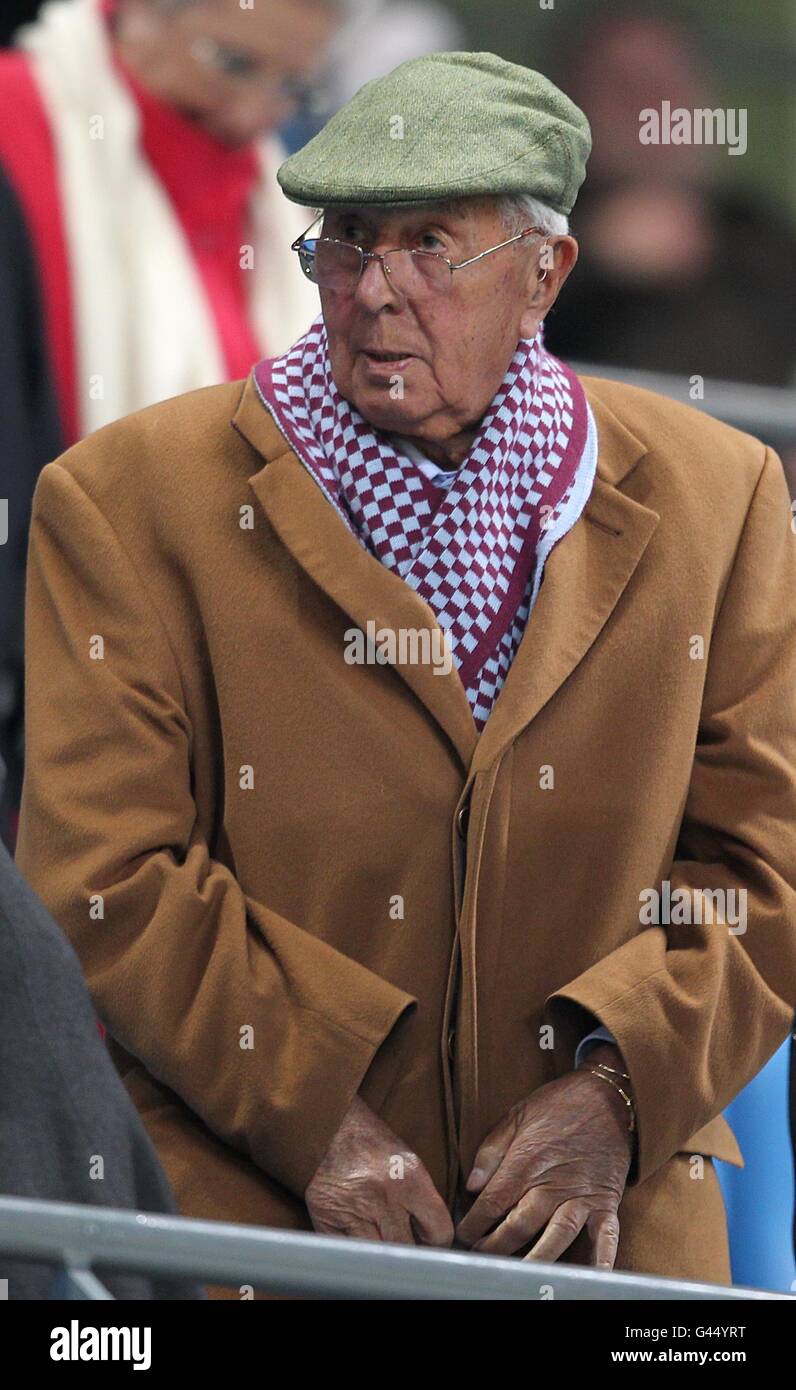 Former aston villa chairman doug ellis in the stands hi-res stock ...