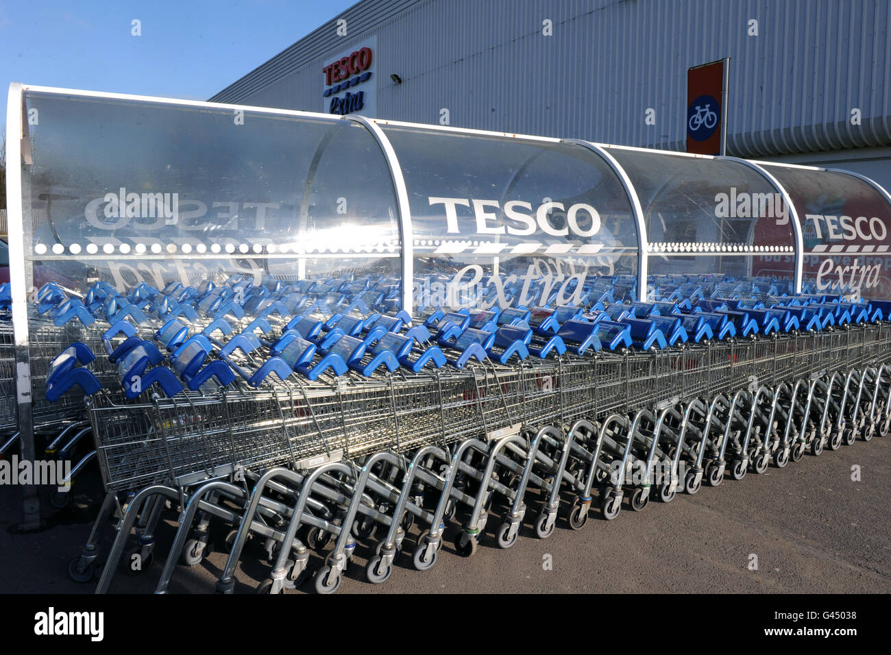 Tesco extra supermarket trolley hi-res stock photography and images - Alamy