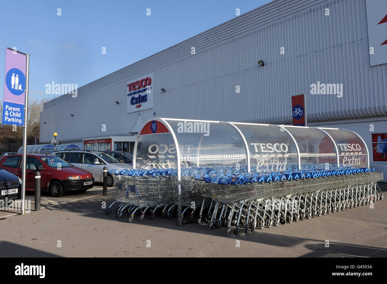 Shopping in tesco extra hi-res stock photography and images - Alamy