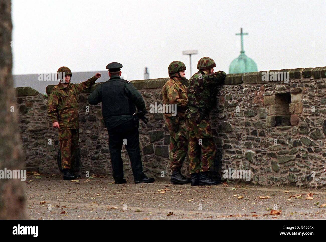 British Soldiers with the RUC check a section of the Londonderry City ...