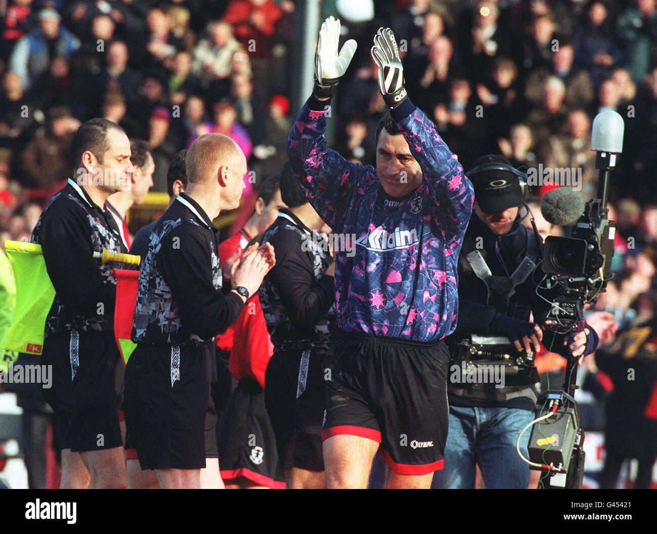 Peter shilton leyton orient hi-res stock photography and images - Alamy
