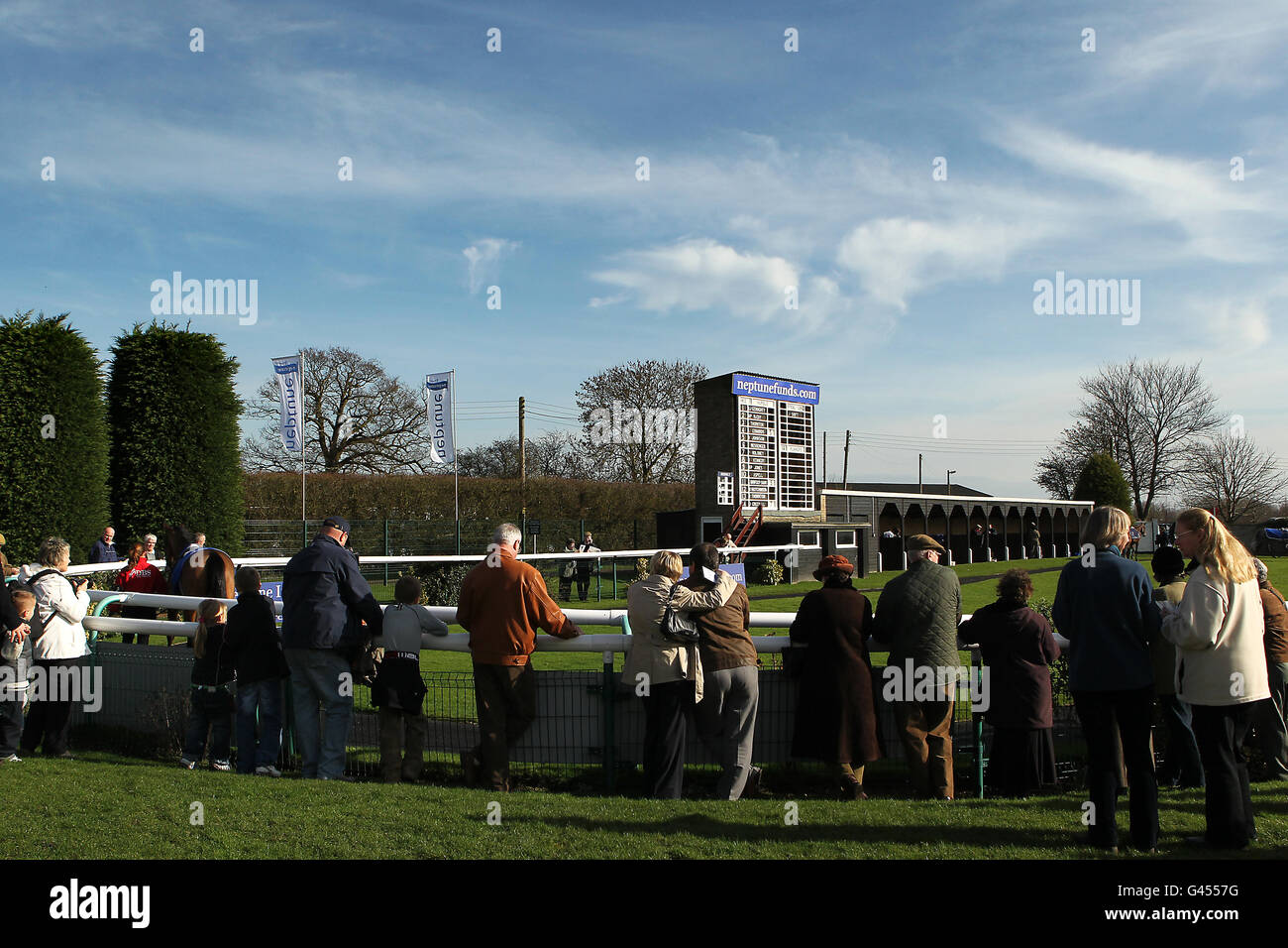 The parade ring at huntingdon racecourse hi-res stock photography and ...