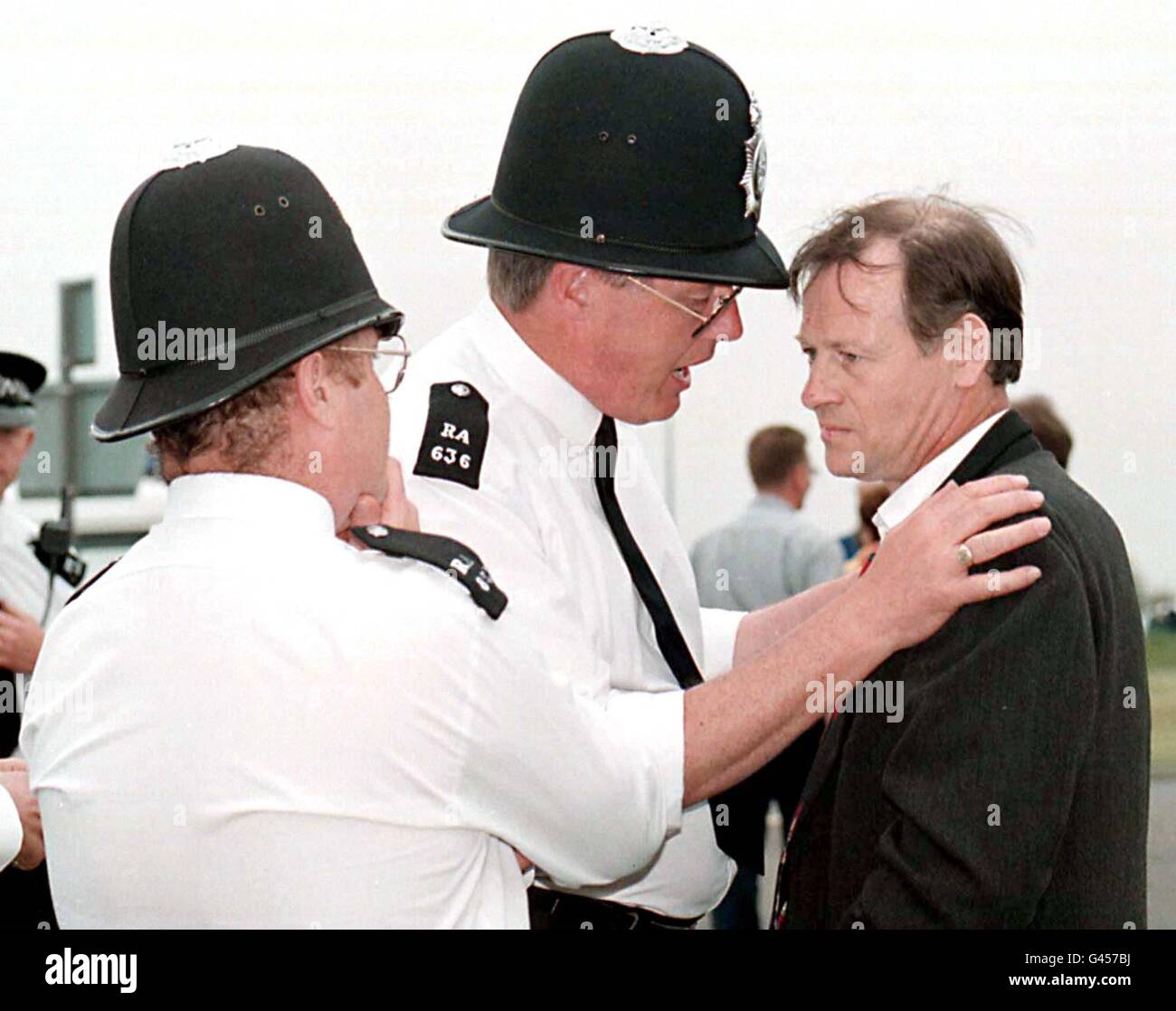 ALEX HIGGINS WITH THE POLICE. Snooker player Alex Higgins talks to ...