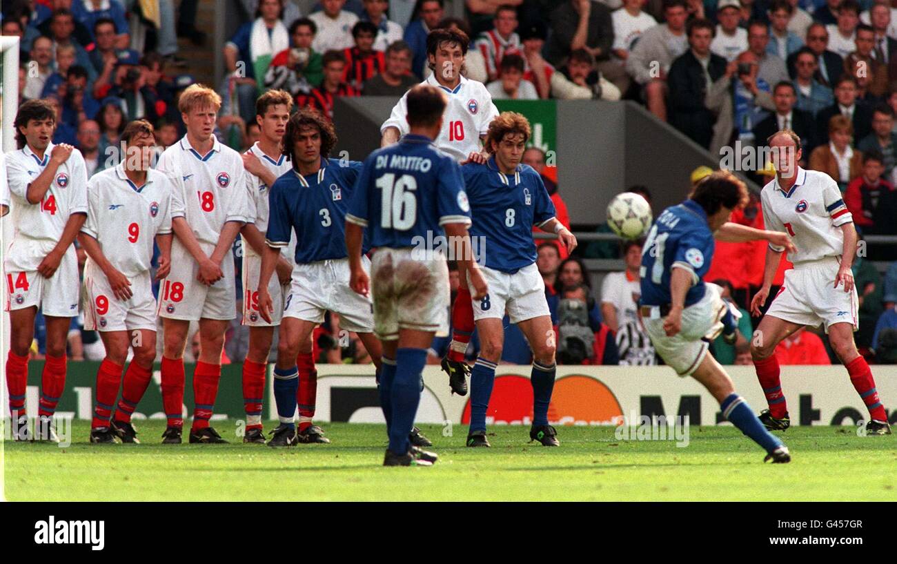 Euro '96 Italy v Russia 3 Stock Photo - Alamy
