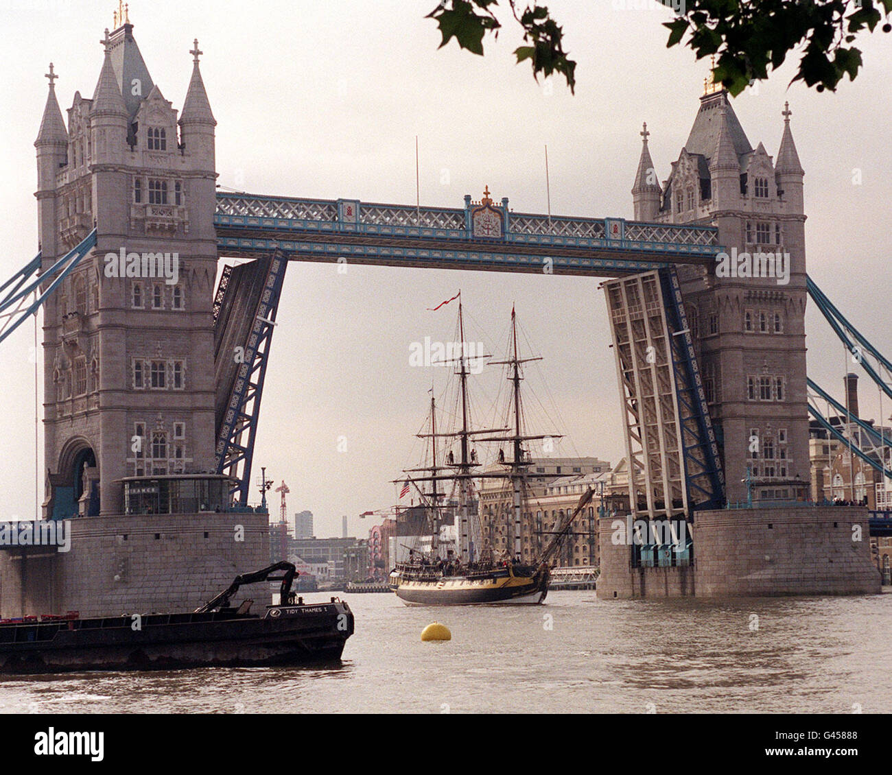 American tall ship 'HMS Rose' passes through Tower Bridge in London ...