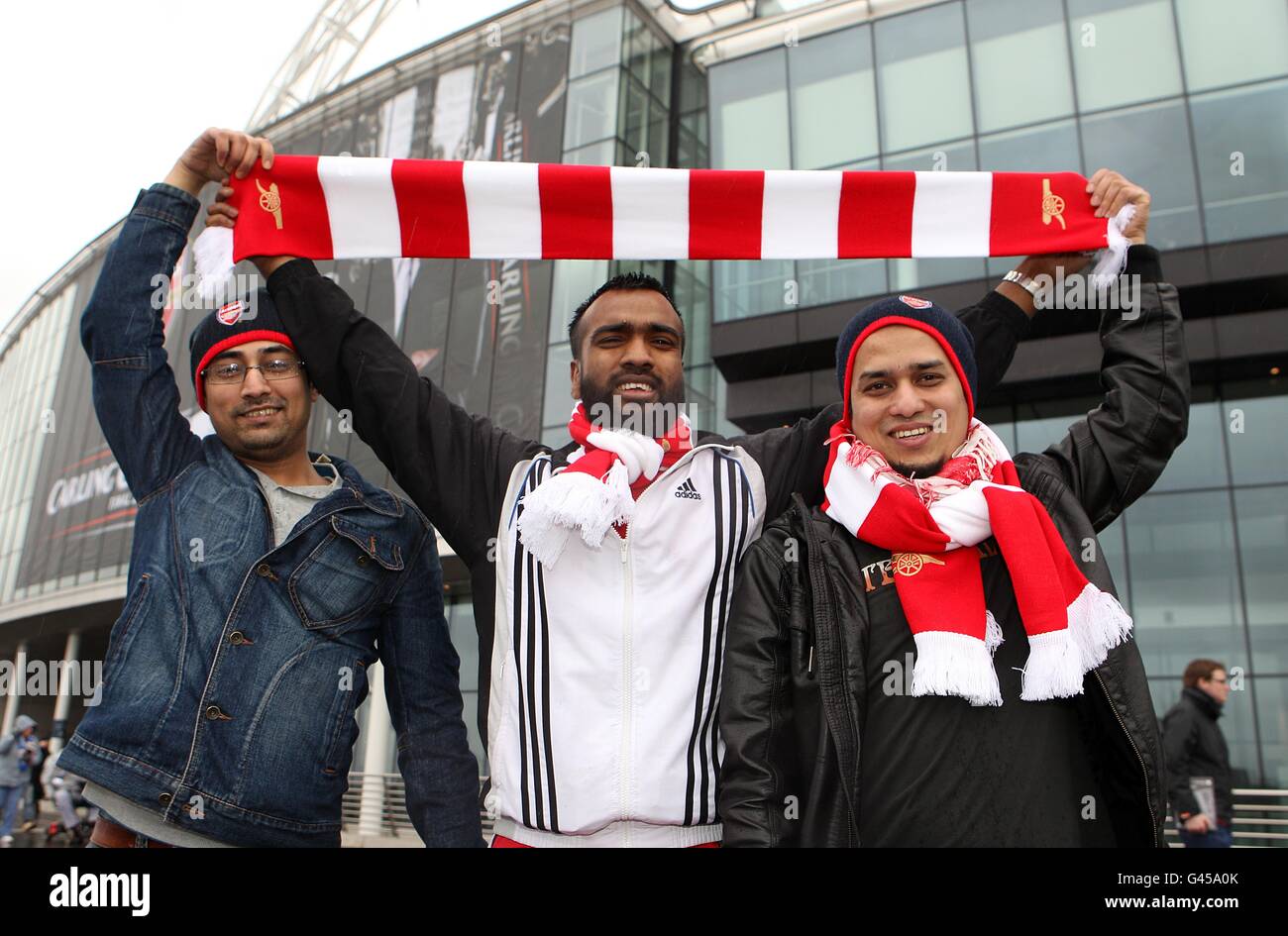 Arsenal stadium fans outside hi-res stock photography and images - Alamy