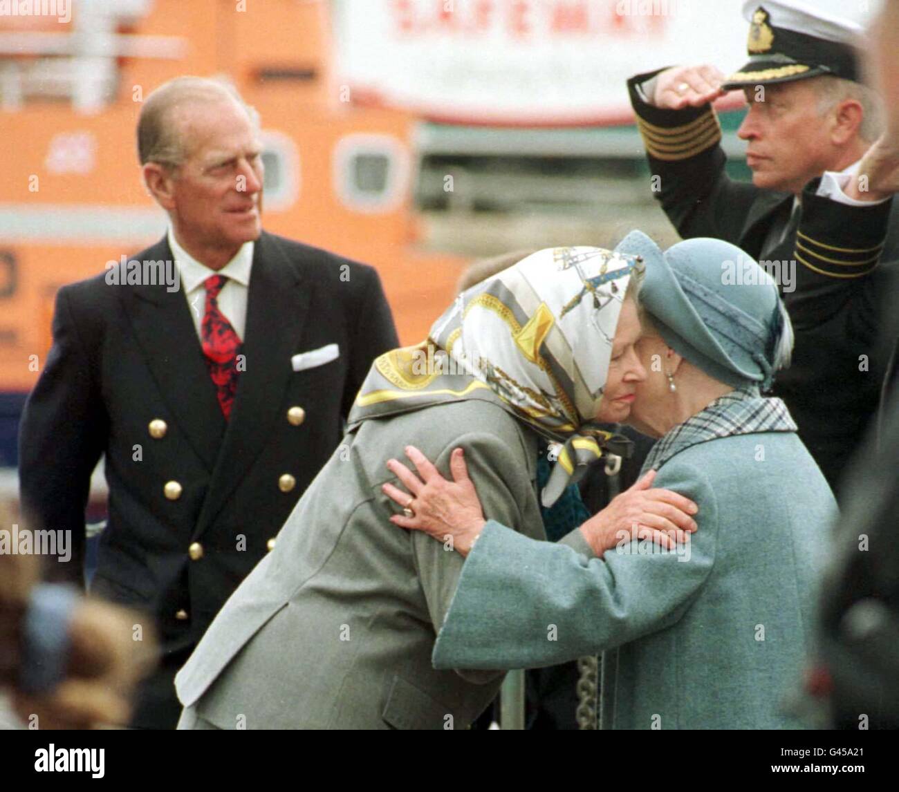 Queen/Queen Mother kiss 2 Stock Photo - Alamy