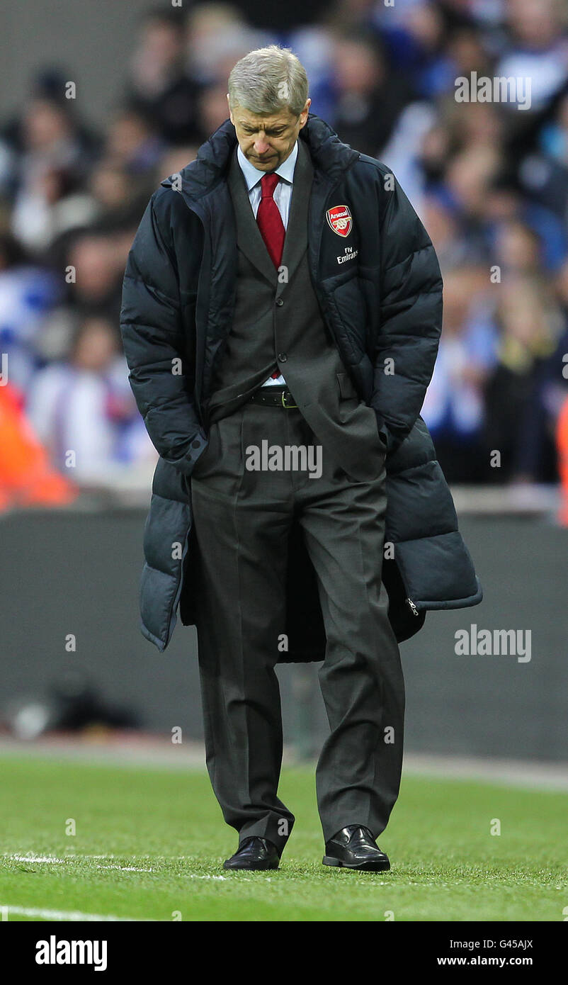 Arsenal manager arsene wenger stands dejected hi-res stock photography ...