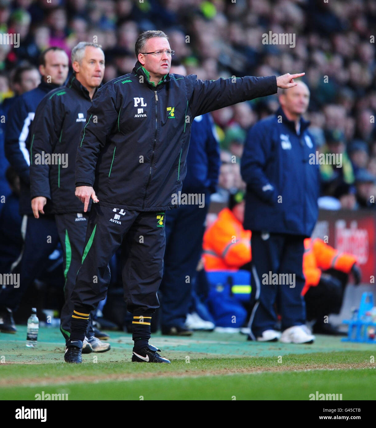 Football manager touchline hi-res stock photography and images - Alamy