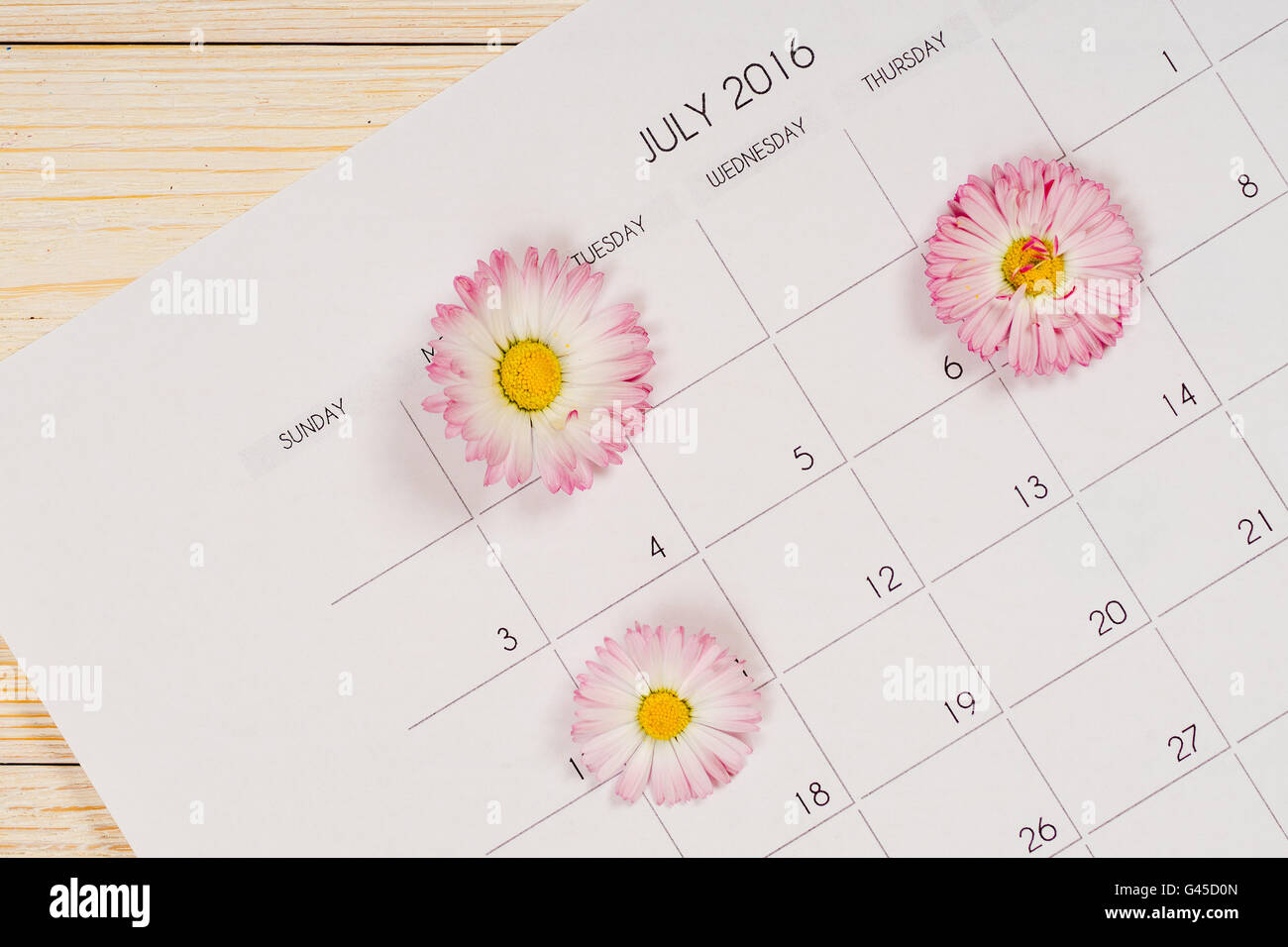daisy and daily schedule on rustic wooden table Stock Photo - Alamy