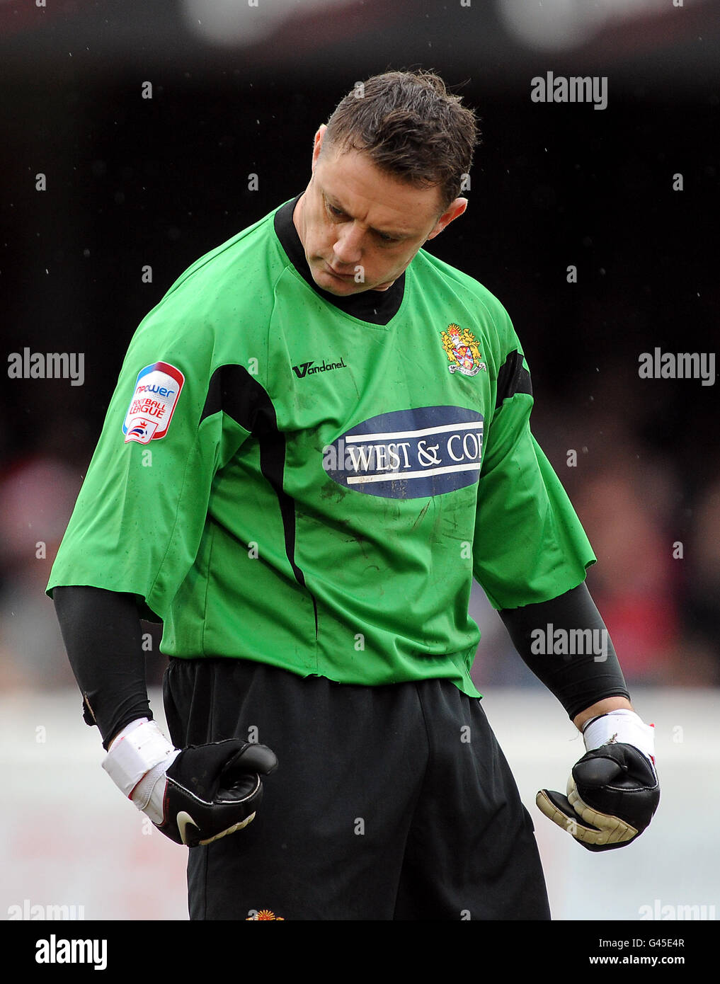 Dagenham redbridge goalkeeper tony roberts hi-res stock photography and ...