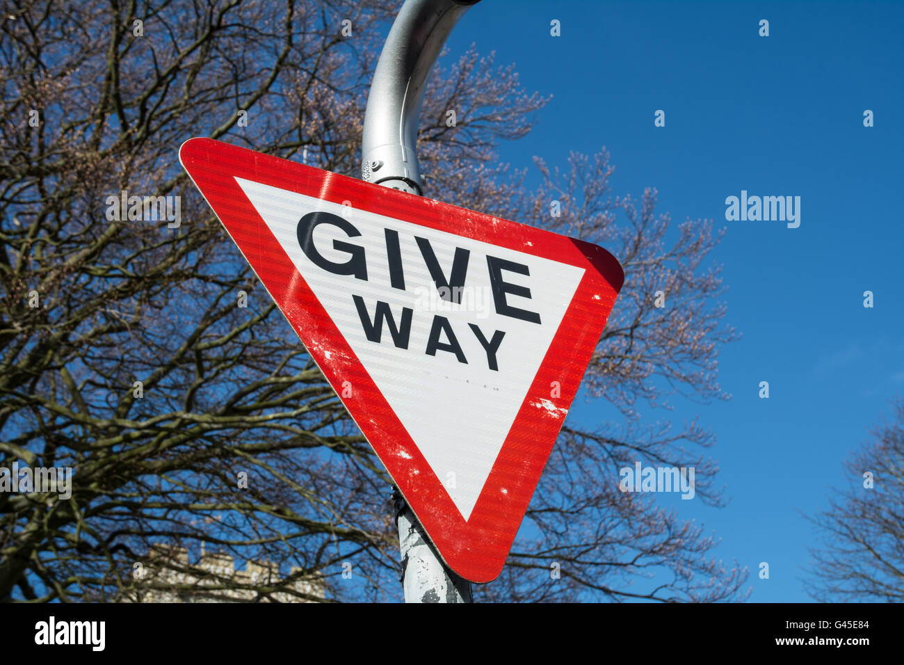 A battered and beaten up give way sign Stock Photo - Alamy