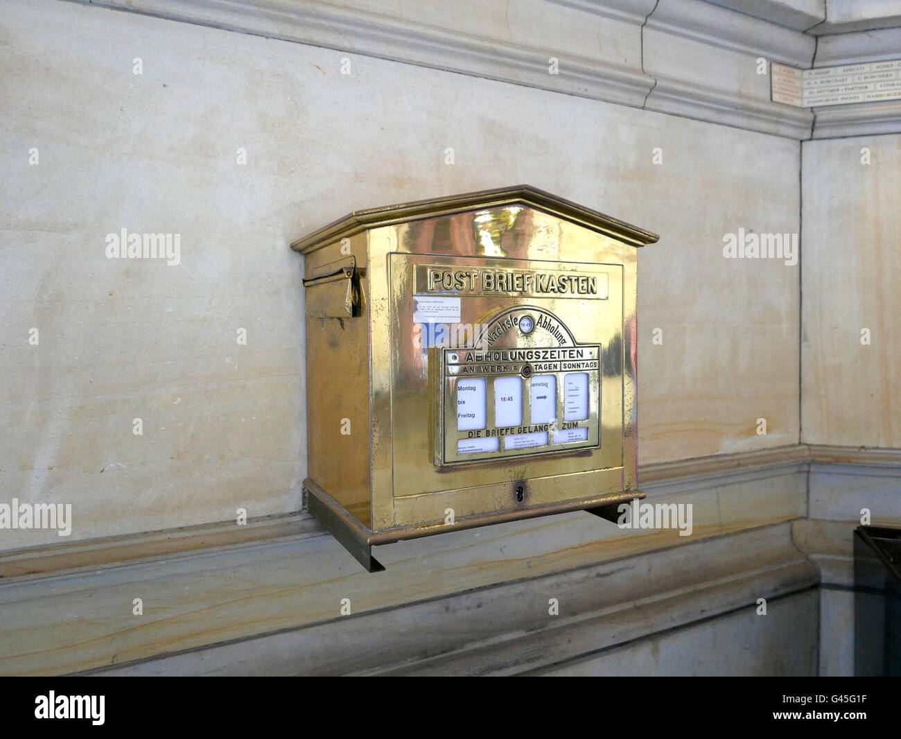 Golden post box hi-res stock photography and images - Alamy