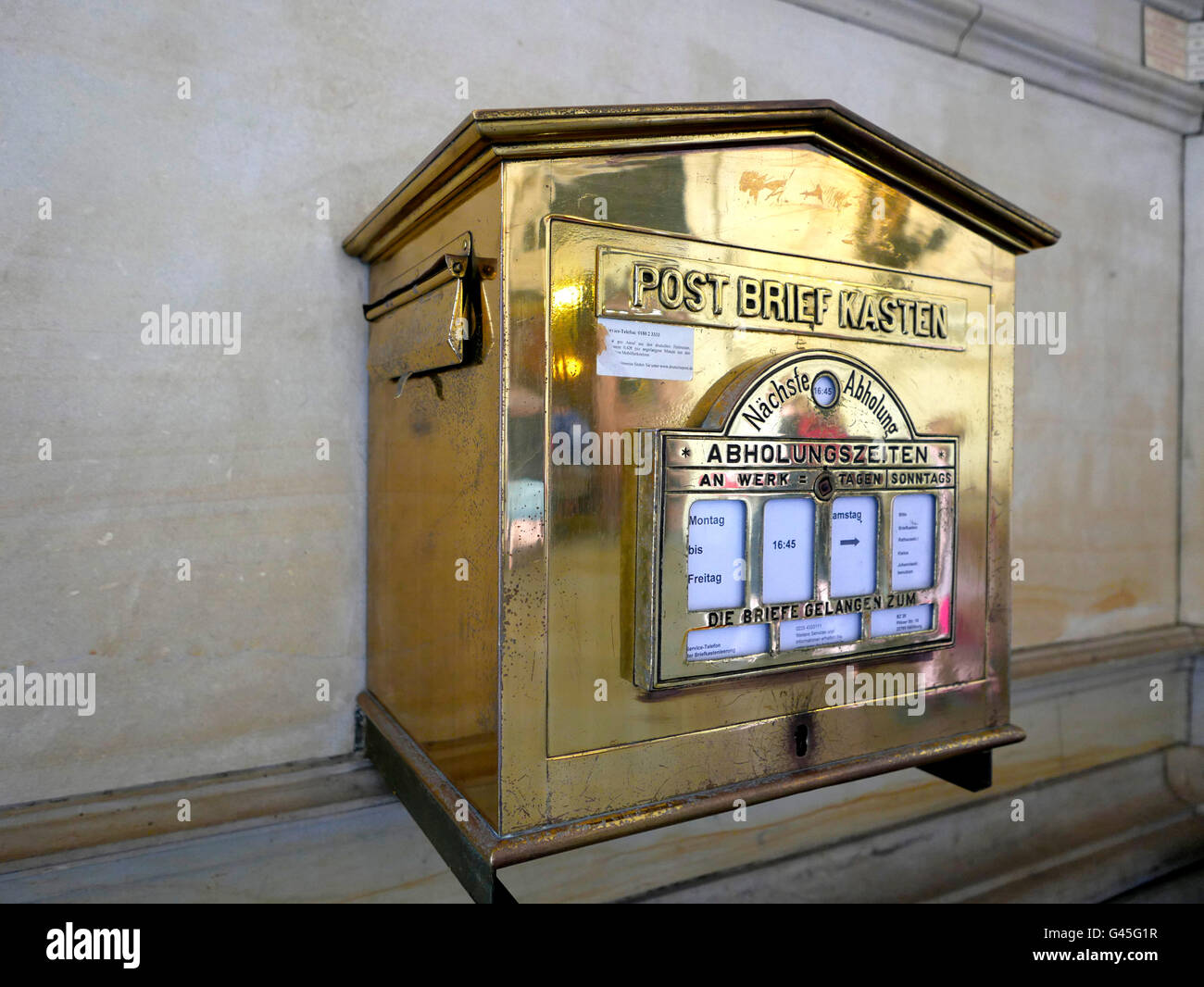 Golden post box hi-res stock photography and images - Alamy