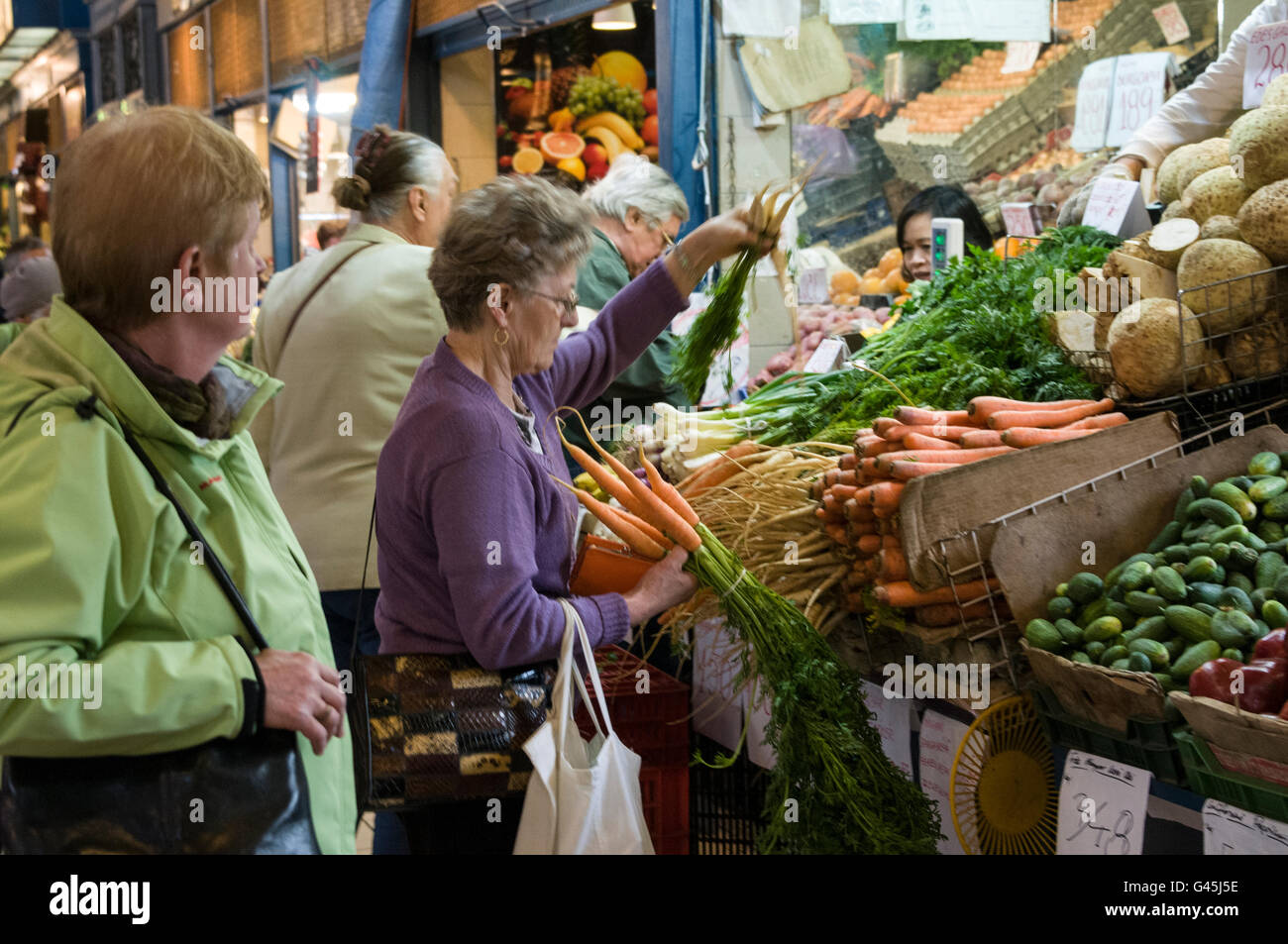Fruit and vegetable hall hi-res stock photography and images - Alamy
