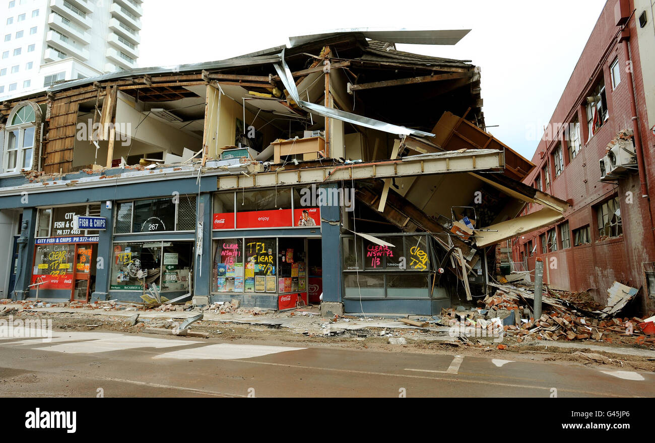 Earthquake destroyed shops in hi-res stock photography and images - Alamy
