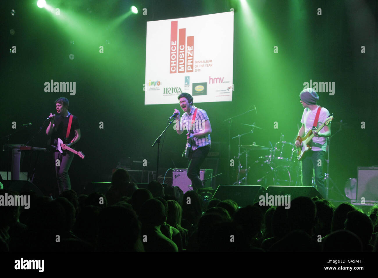 The Cast of Cheers perform on stage at the Choice Music Awards in ...