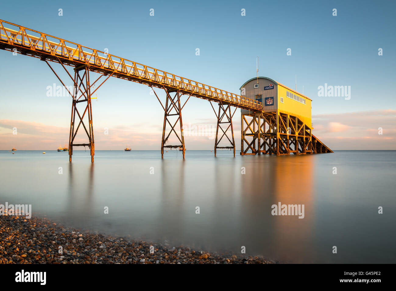 Selsey beach england sussex pier hi-res stock photography and images ...