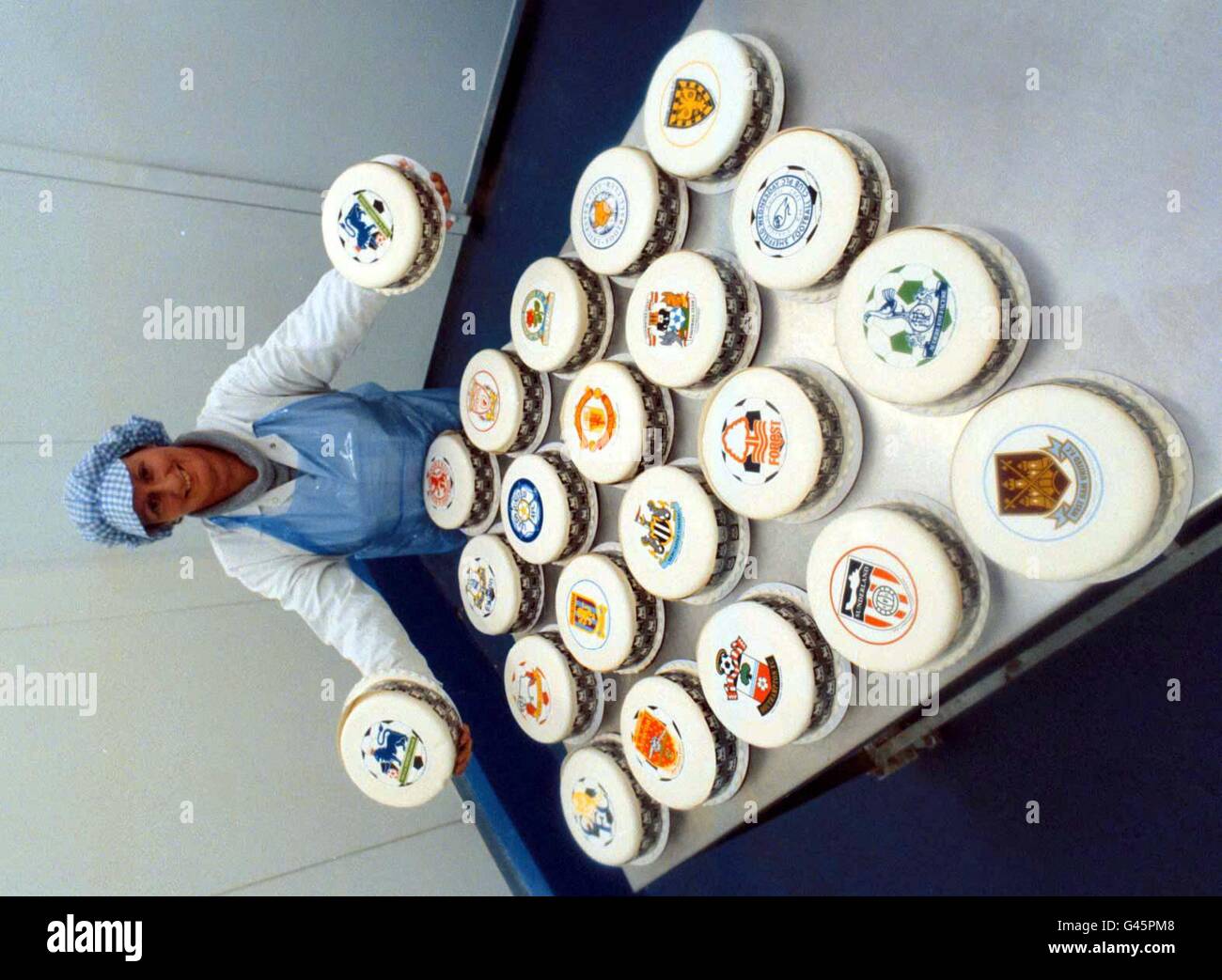 A packer at the elisabeth the chef factory in worcester hi-res stock ...