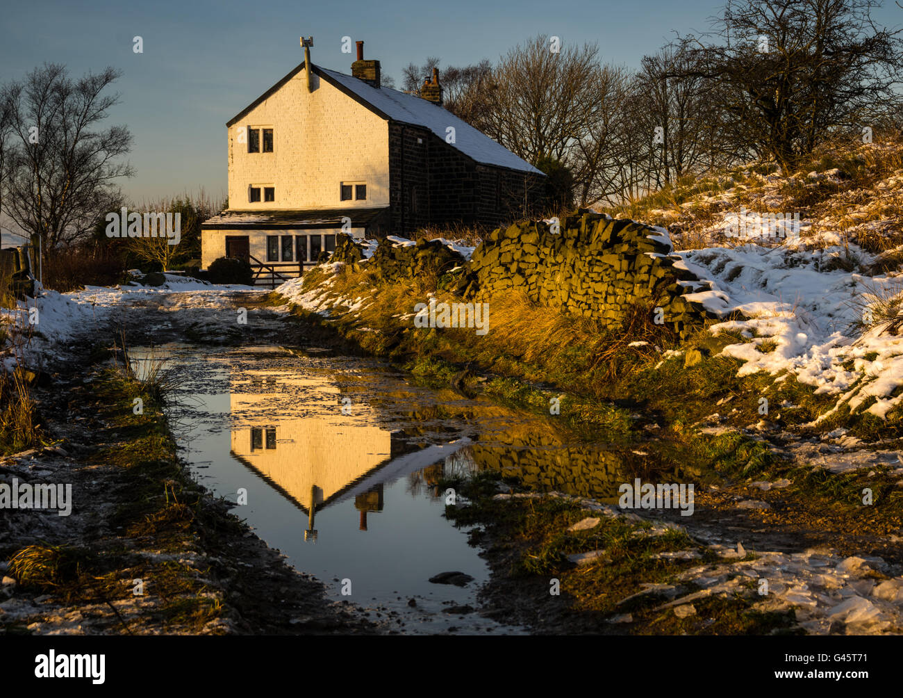 Hill top farm house hi-res stock photography and images - Alamy