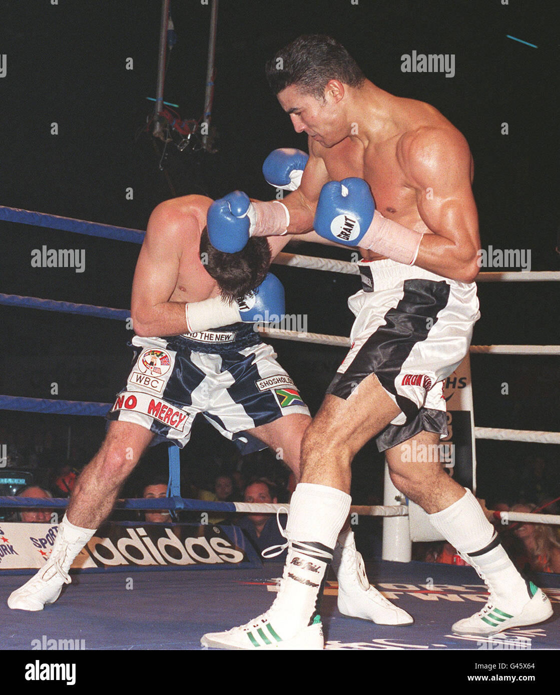 Boxing Reid/Pretorius action 1 Stock Photo - Alamy