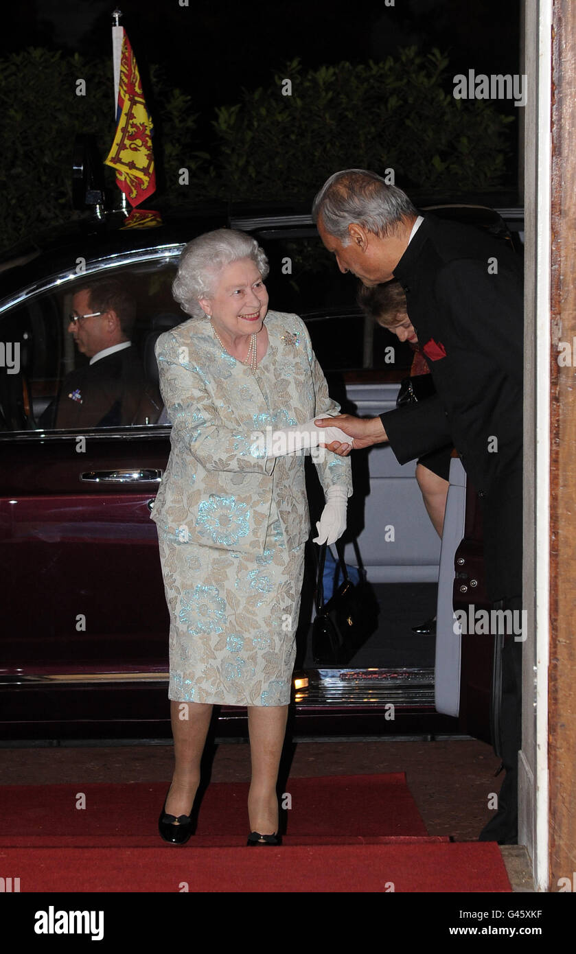 Queen elizabeth ii greeted by commonwealth secretary general hi-res ...