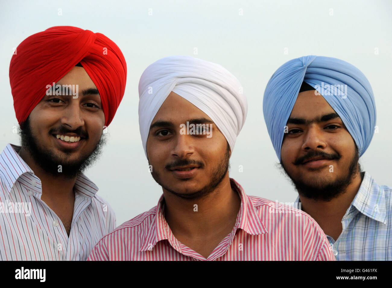 Sikhs wearing different coloured turbans hi-res stock photography and ...