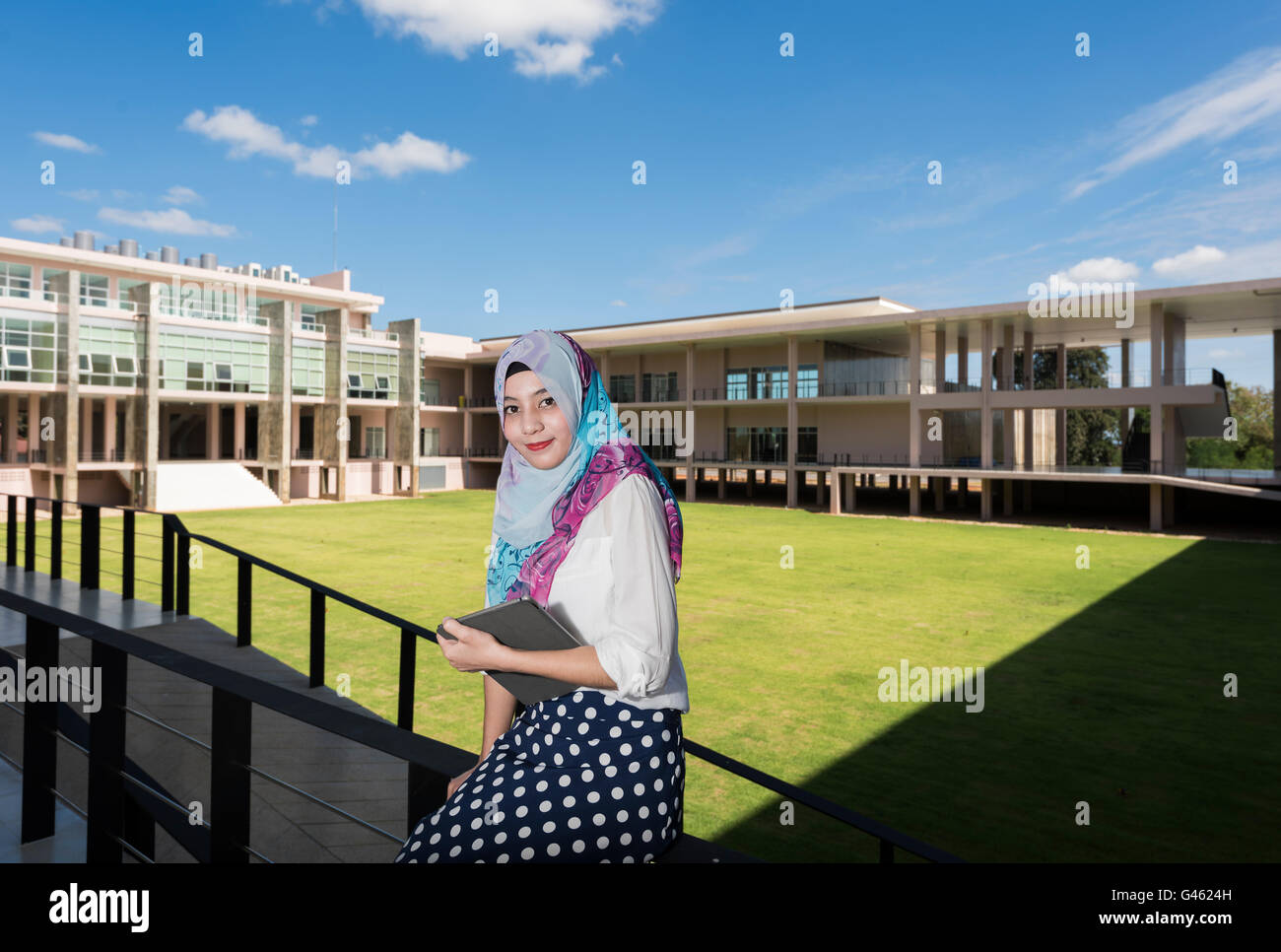 Muslim girl university hi-res stock photography and images - Alamy