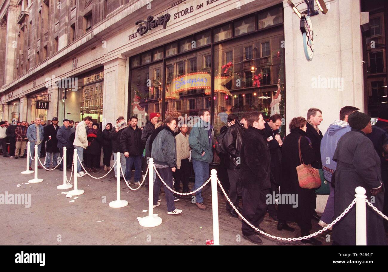 Disney store queue hi-res stock photography and images - Alamy