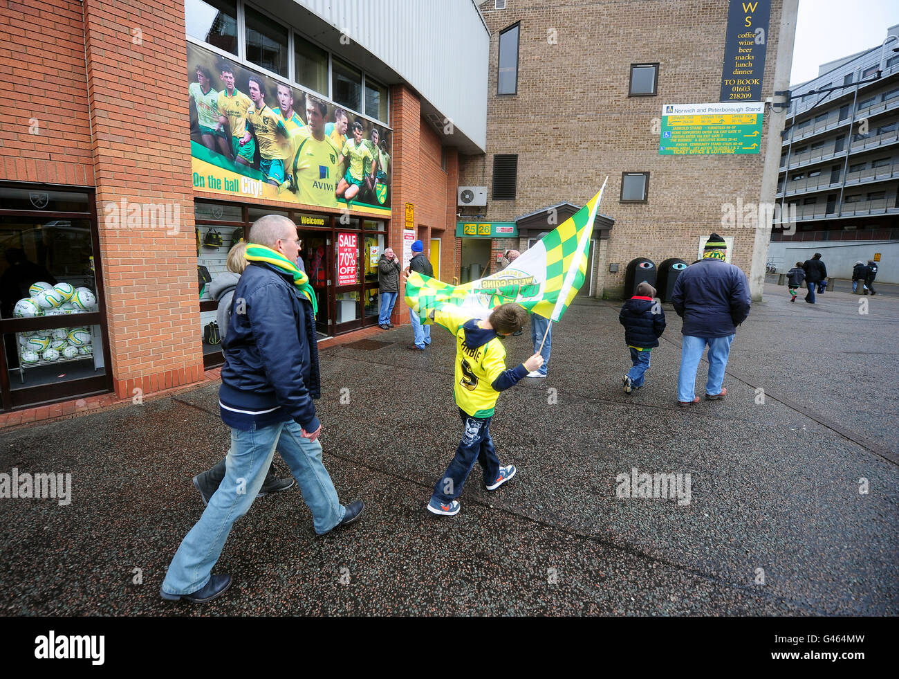 Football fans outside carrow road hi-res stock photography and images ...