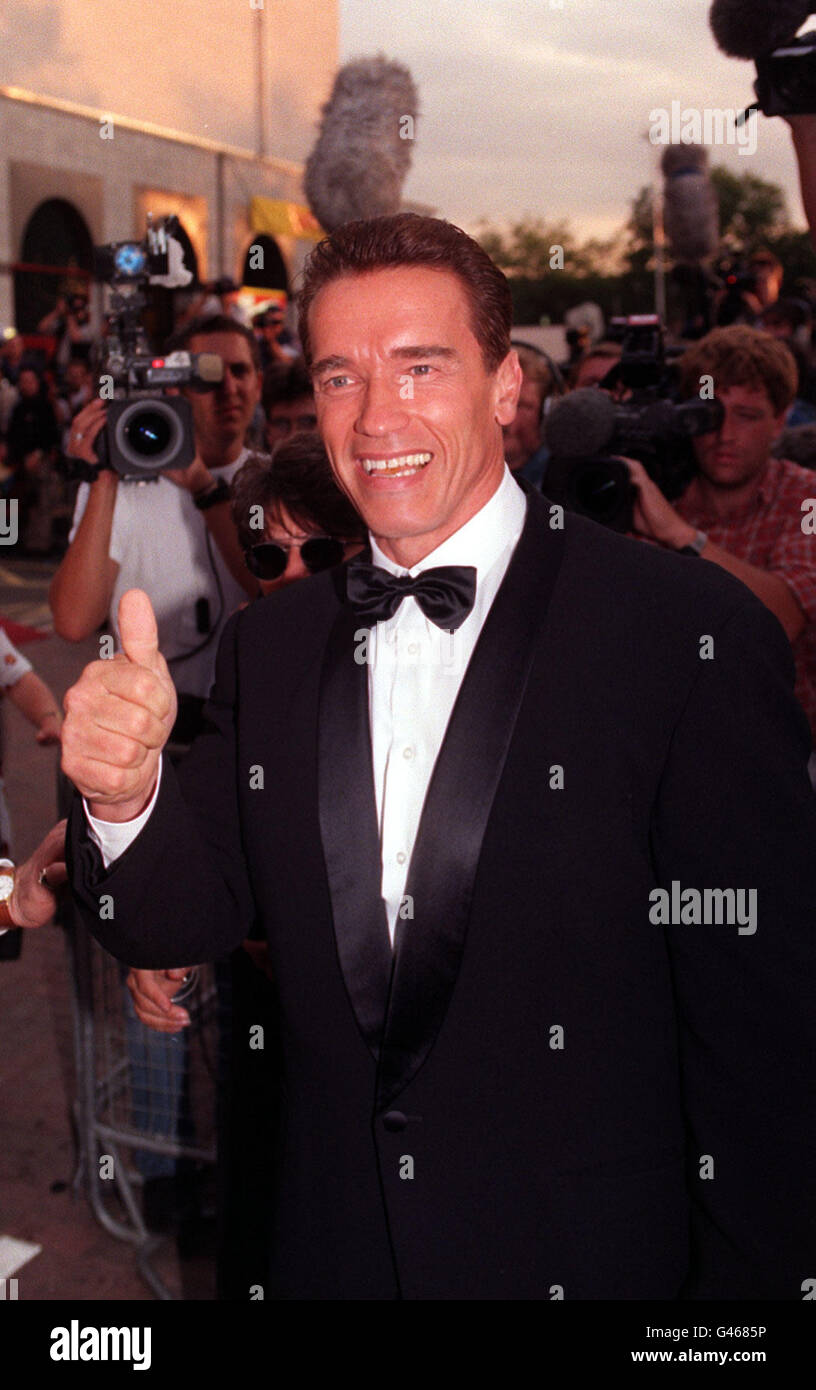 LONDON : 7/8/96 : ARNOLD SCHWARZENEGGER GIVES THE THUMBS UP SIGN AS HE ...