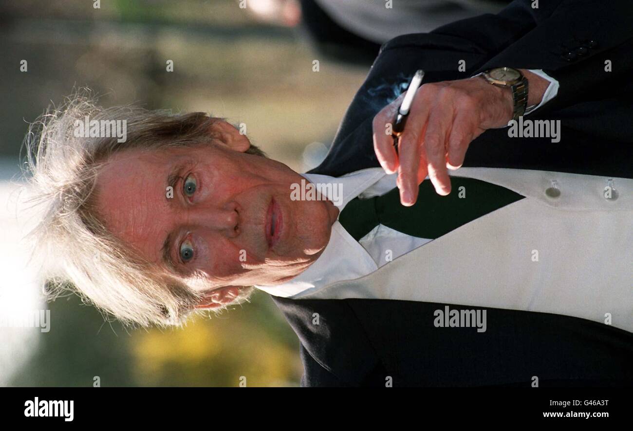 Actor peter otoole at the funeral of actor ronald fraser hi-res stock ...