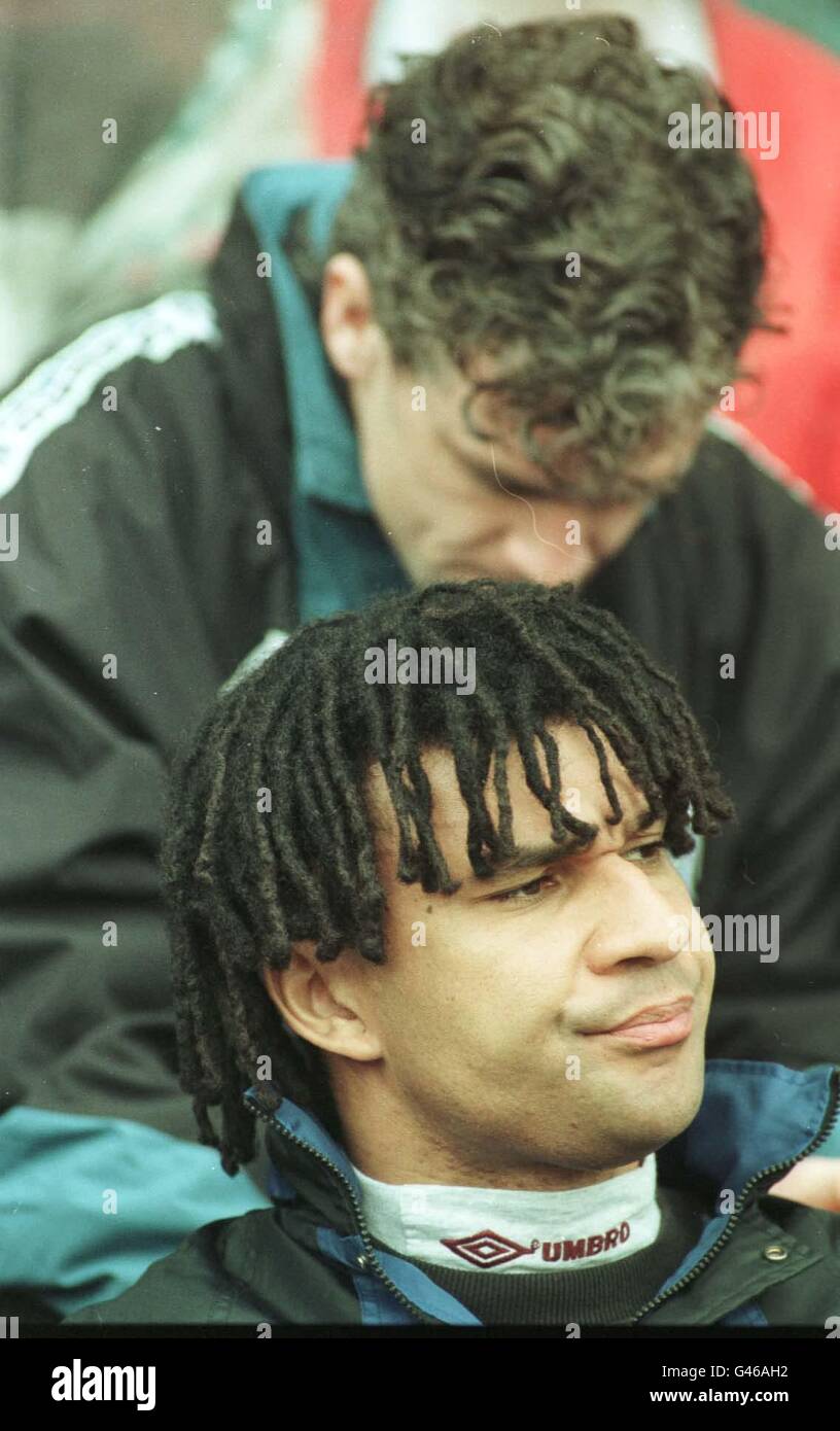 Ruud gullit chelsea manager hi-res stock photography and images - Alamy
