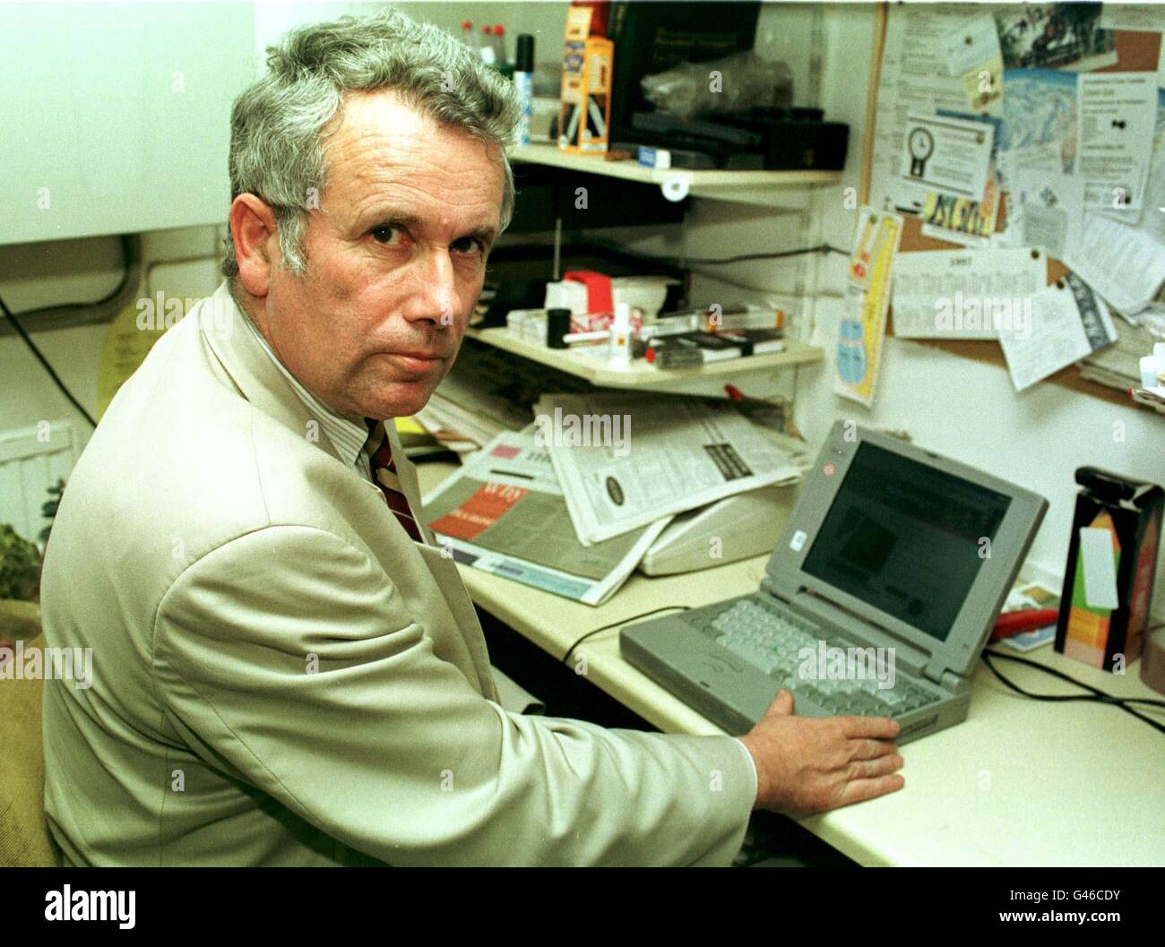 Martin Bell, anti-corruption candidate for the Tatton constituency ...