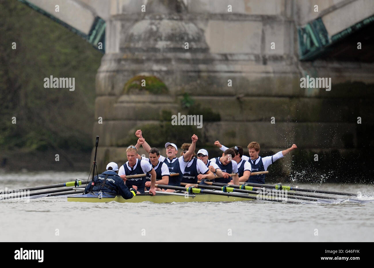 Oxford cambridge boat race finish line hi-res stock photography and ...