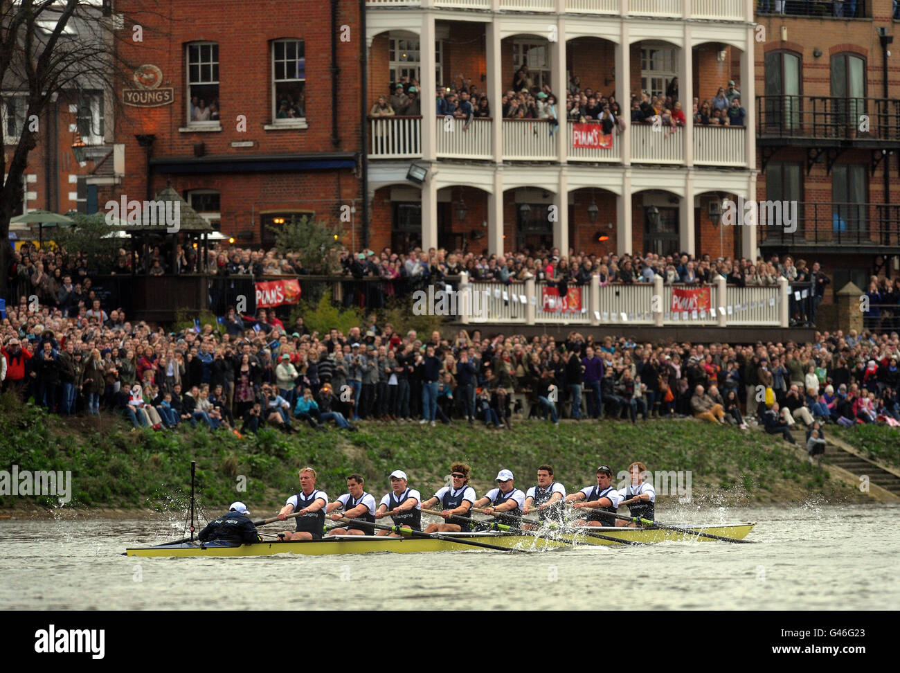 Oxford cambridge boat race finish hi-res stock photography and images ...