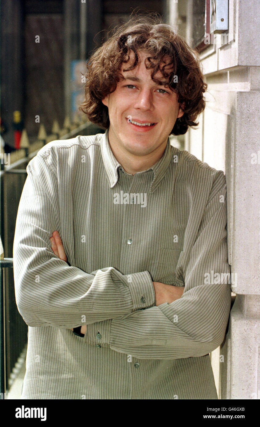 PA NEWS ALAN DAVIES A PHOTOCALL FOR "JONATHAN CREEK",A BBC PRODUCTION ...