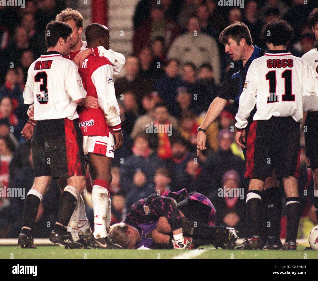 Peter wright referee hi-res stock photography and images - Alamy