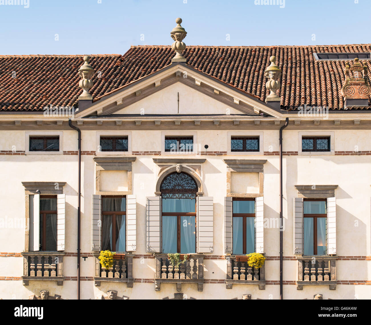 Facade of a classical Italian Venetian villa Stock Photo - Alamy
