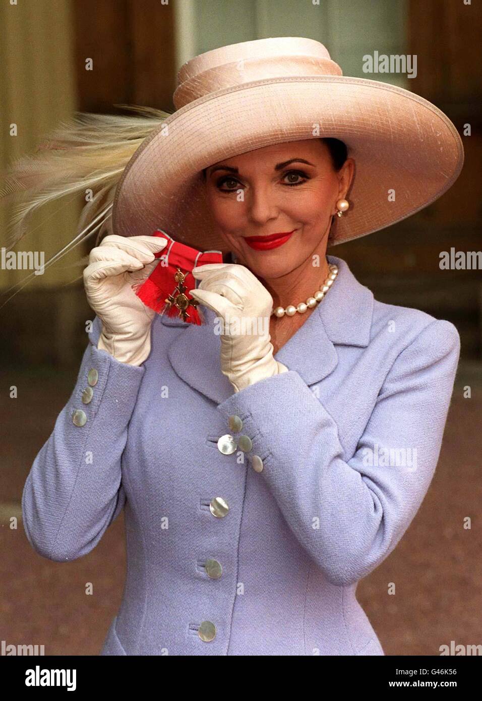 Joan collins dynasty hi-res stock photography and images - Alamy