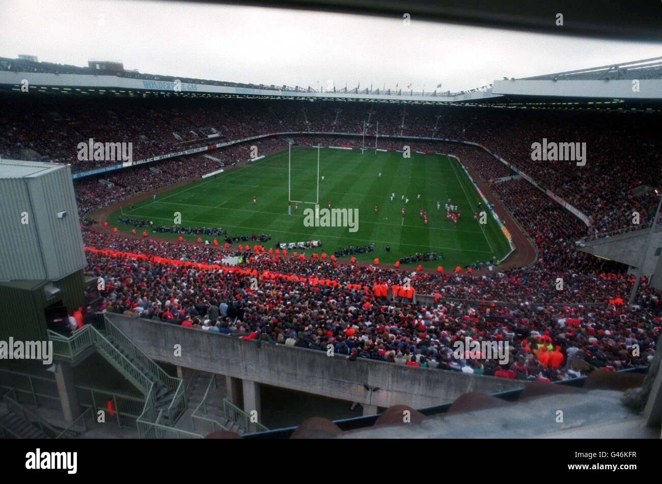 Rugby Cardiff capacity crowd Stock Photo - Alamy