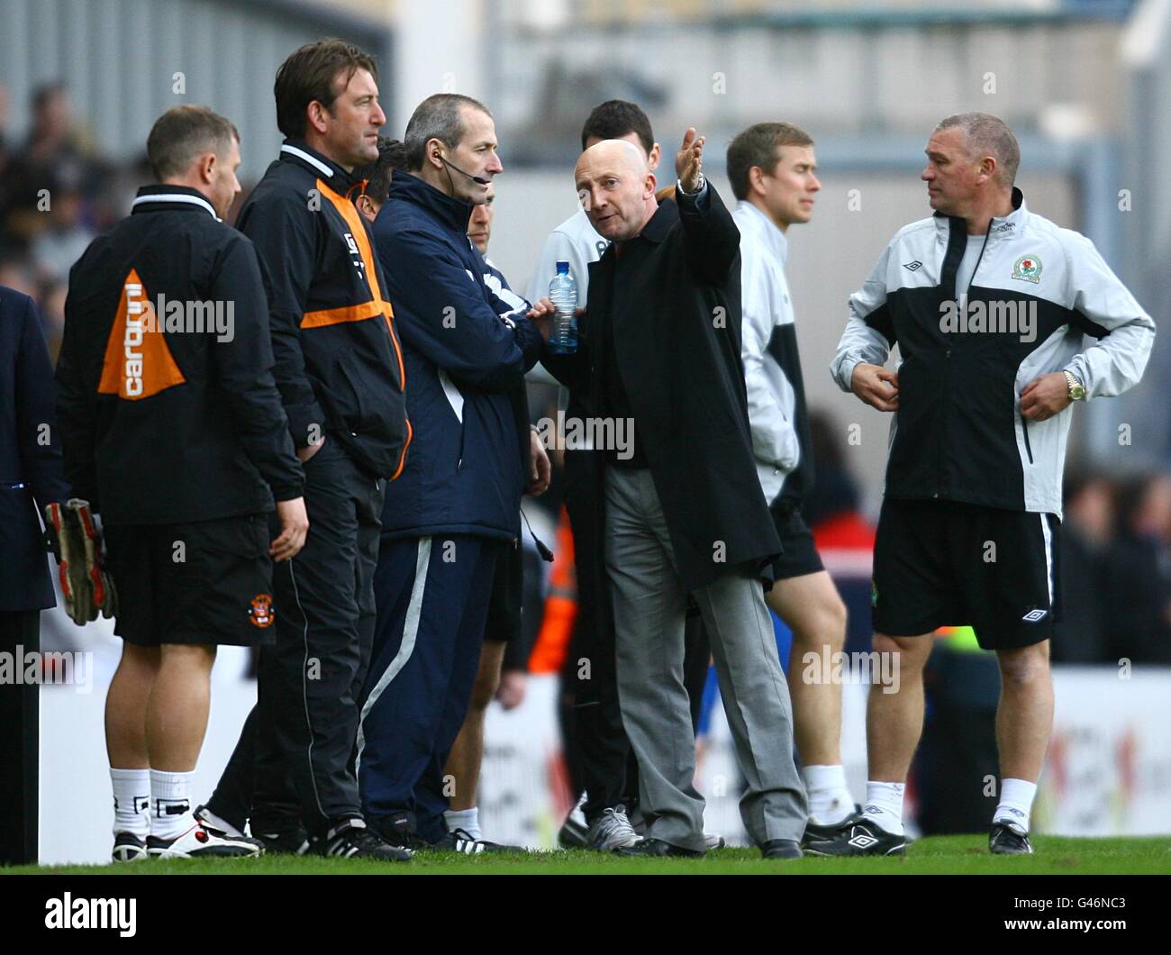 Blackpool manager Ian Holloway (centre) argues with the fourth official ...