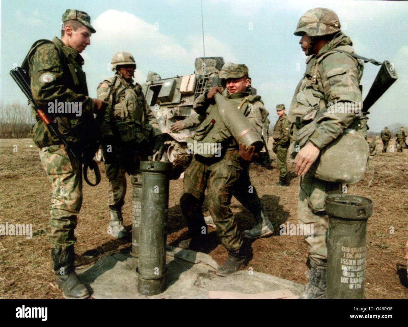 KORAJ : 10/3/96 : A RUSSIAN IFOR SOLDIER STRUGGLES TO LIFT UP A US ...