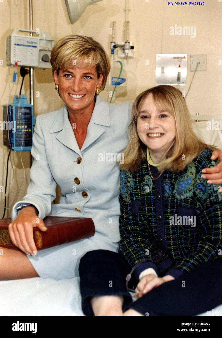 PA NEWS PHOTO: 15/4/97: DIANA, PRINCESS OF WALES MEETS NICKY WELSH AT ...