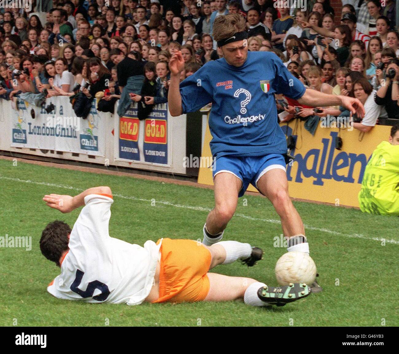SOCCER Damon Albarn Stock Photo - Alamy