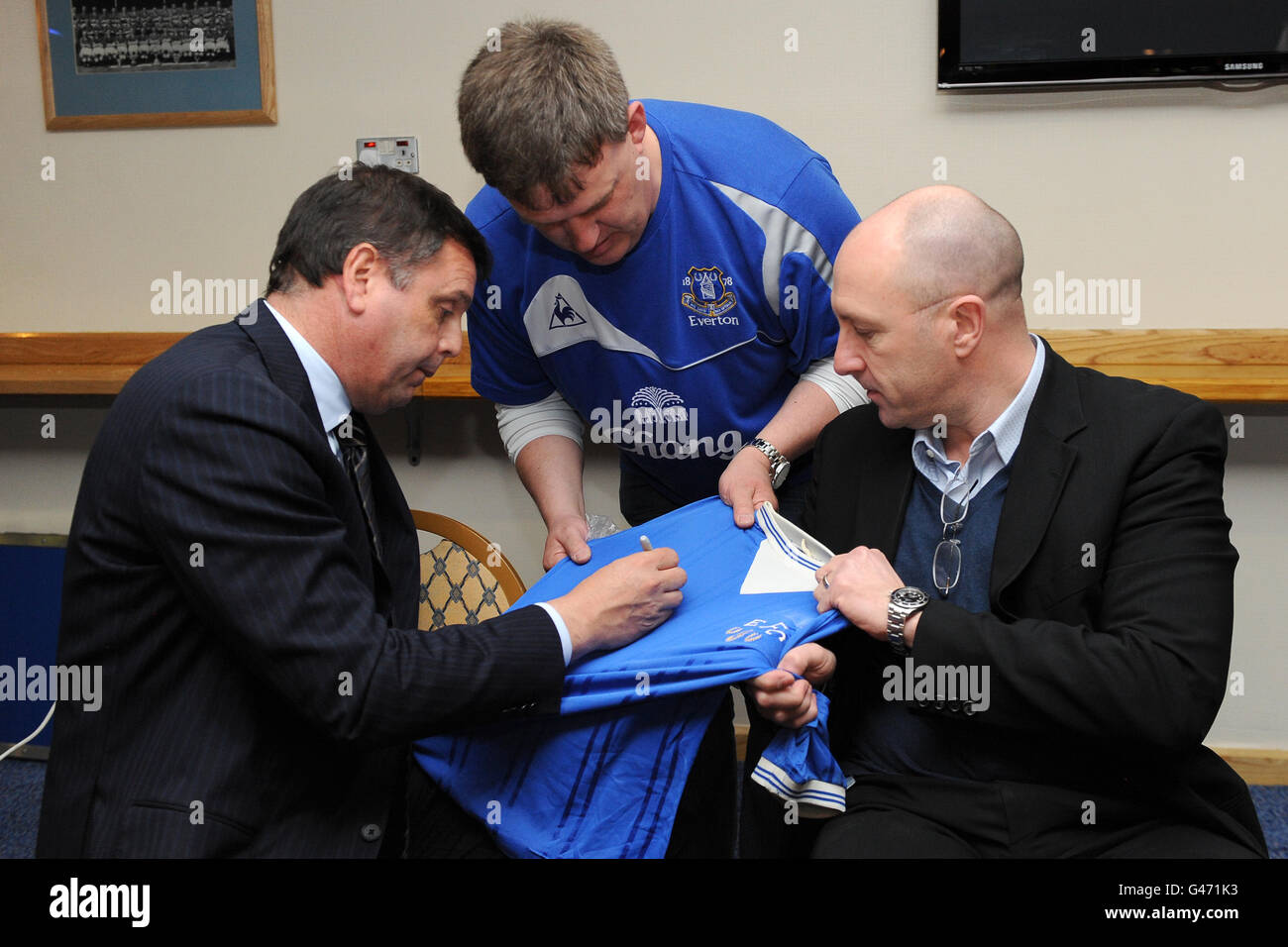 Former Everton player Graeme Sharp signs shirts for fans of the South ...